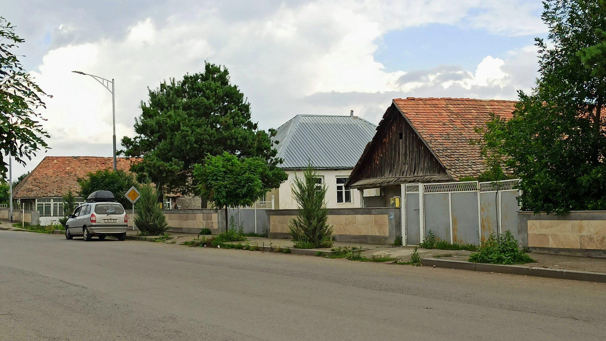 Scenes from the city of Tashir • Desuden travel blog