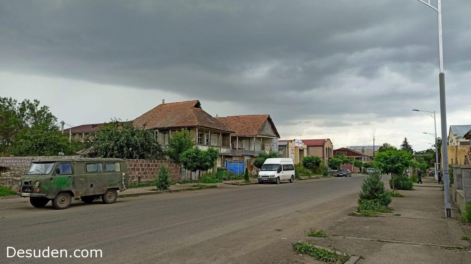 Scenes from the city of Tashir • Desuden travel blog