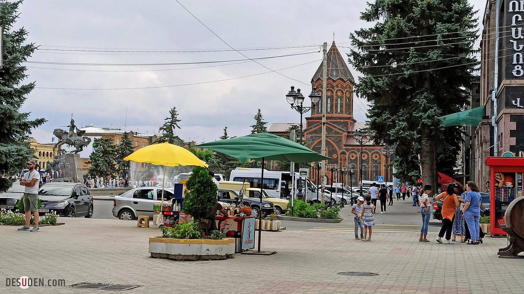 Crowded Gyumri streets • Desuden travel blog